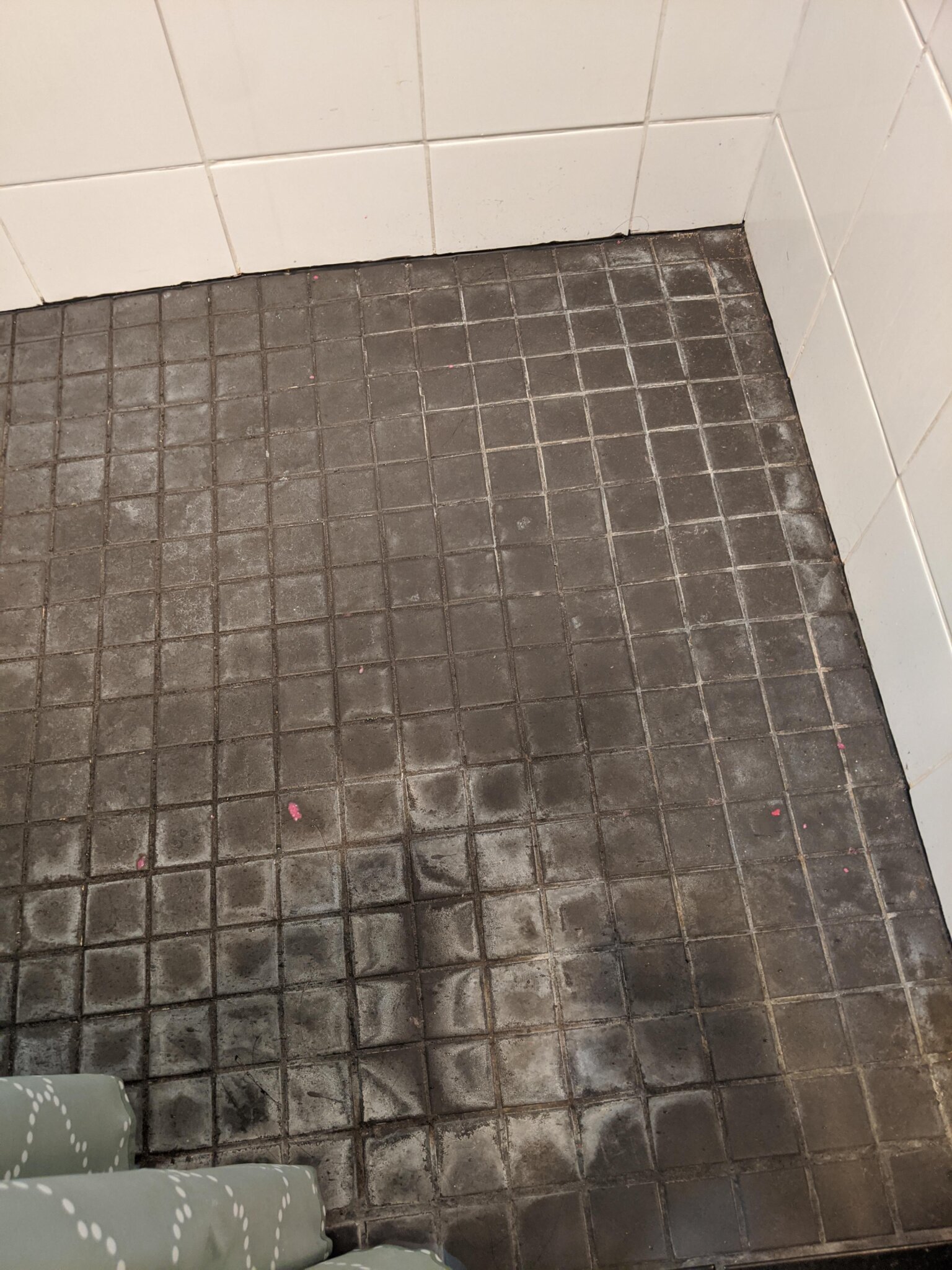 How to Clean Calcium Buildup on Shower Floor: Quick Tips