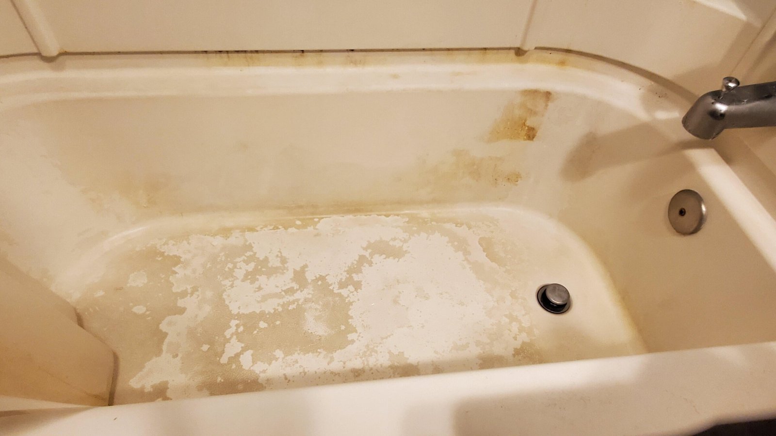 How to Clean a Fiberglass Tub: Expert Tips for a Sparkling Finish