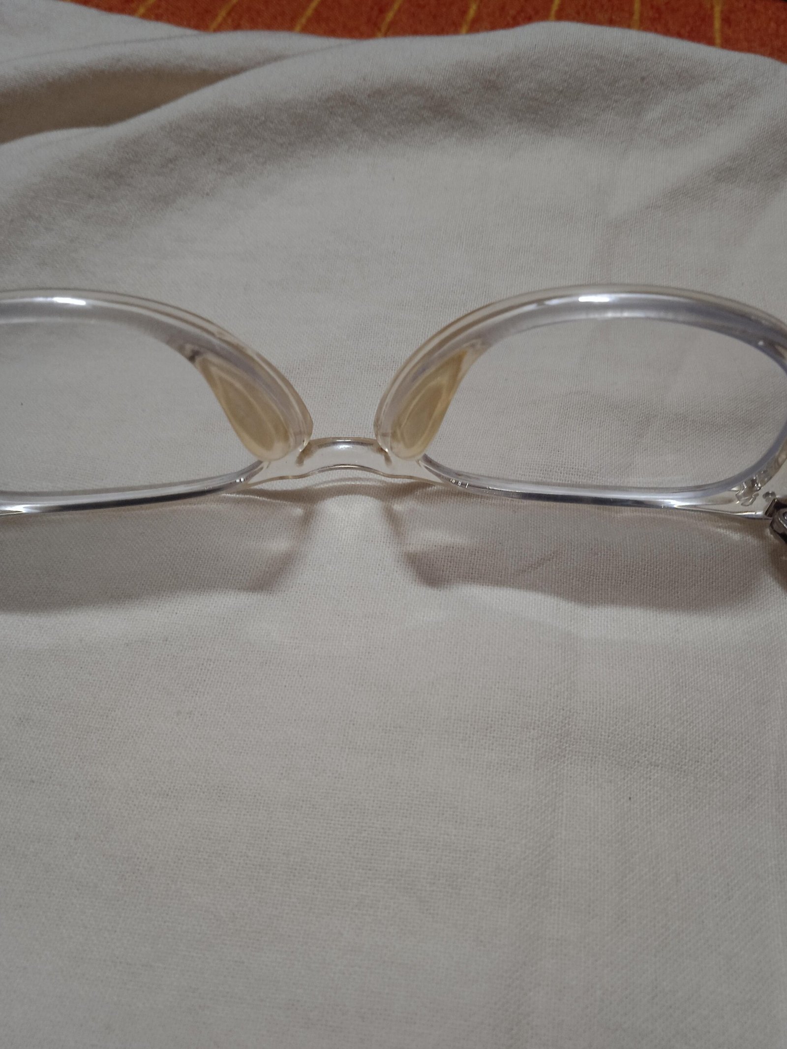 How to Clean Clear Glasses: Top Tips for Crystal Clear Vision